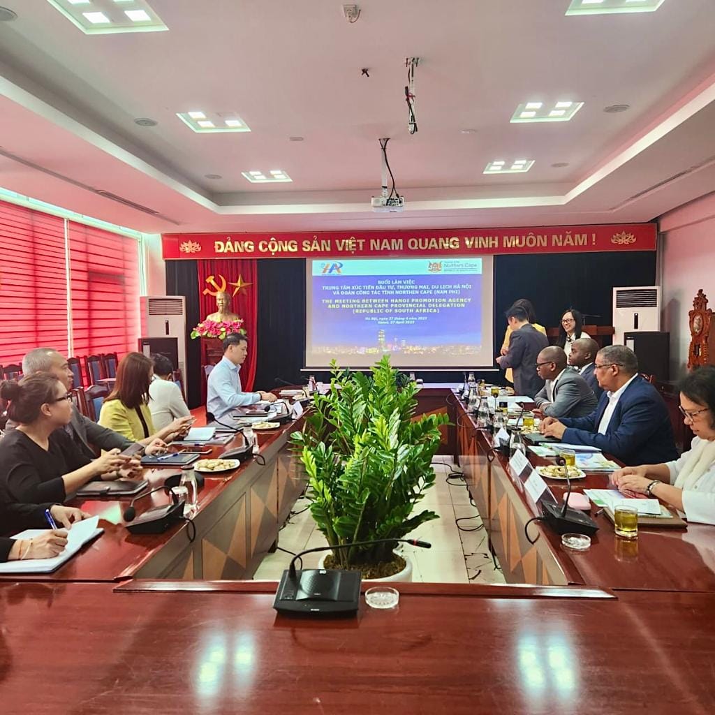 Saul insette lewer oor Suid- Afrika se dertig jaar van diplomatieke ...